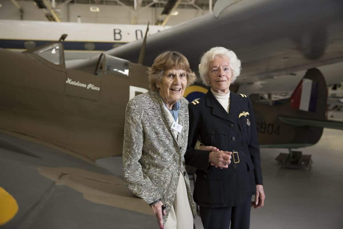 Last surviving female Spitfire pilot who flew 400 of the planes during ...
