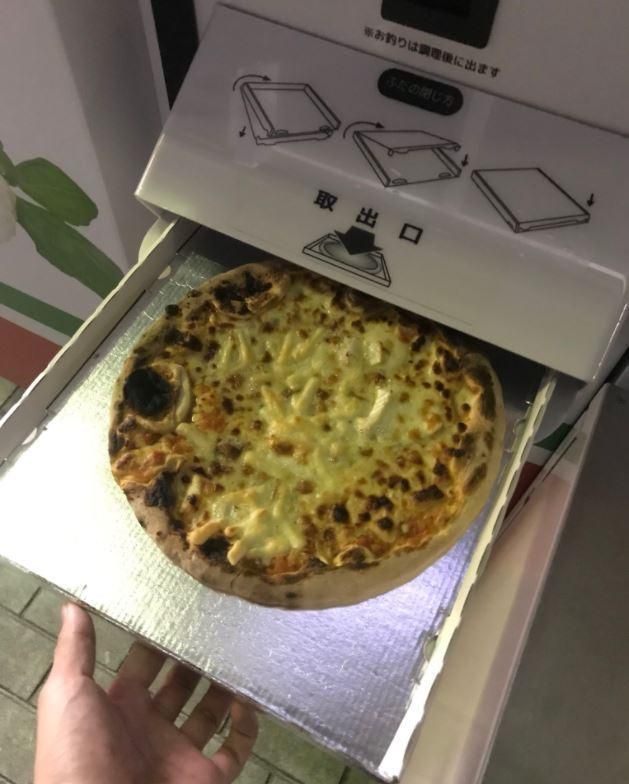 These Japanese vending machines dispense hot pizza 24/7