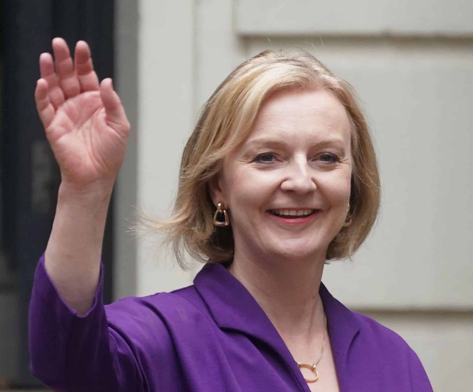 Sculpture of Liz Truss has people in hysterics