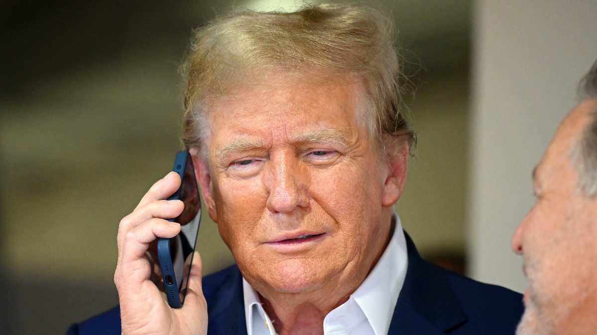 Donald Trump brutally mocked after camera catches photo on his lock screen