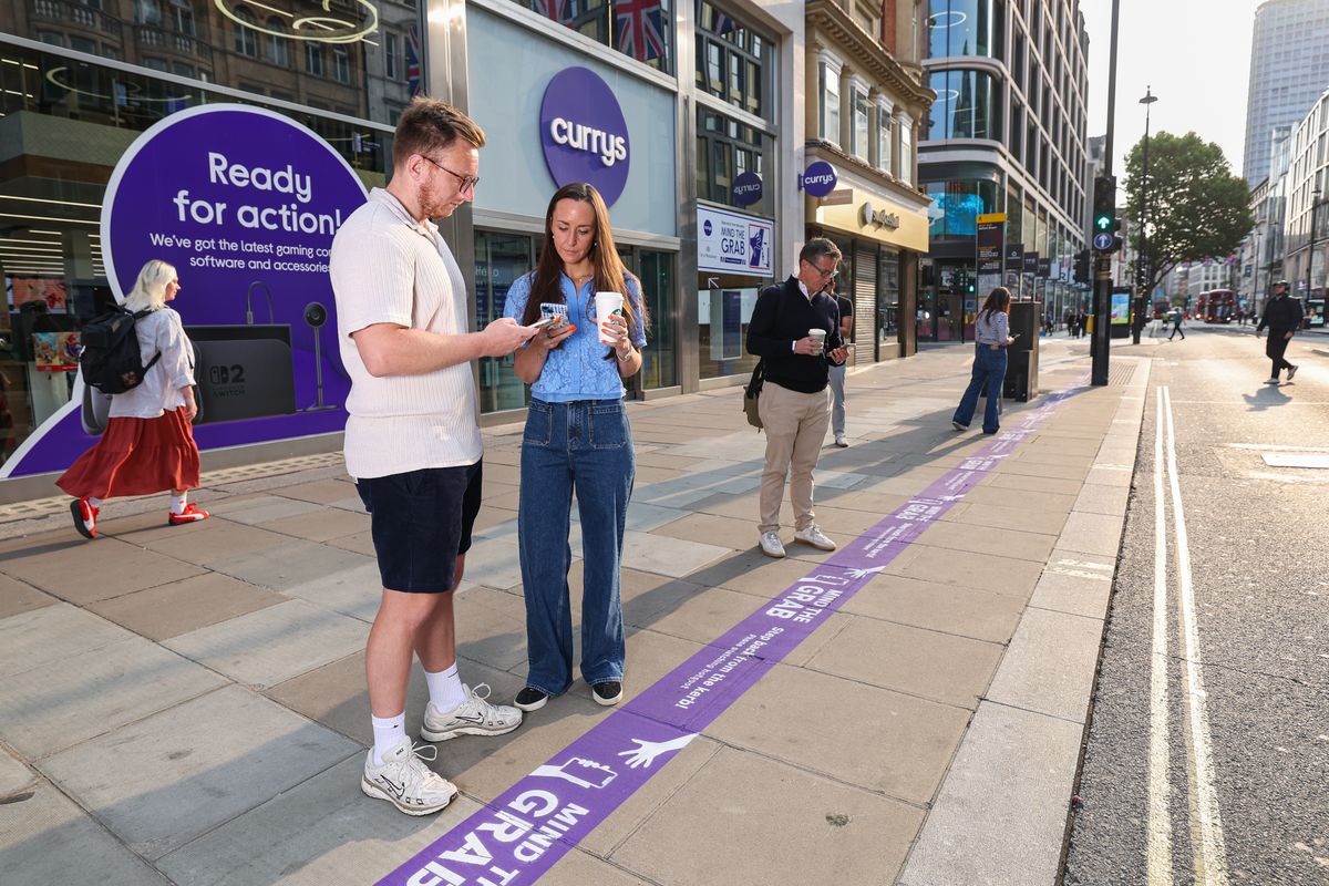 Mind the Grab! New campaign aims to tackle phone theft threat on Oxford ...