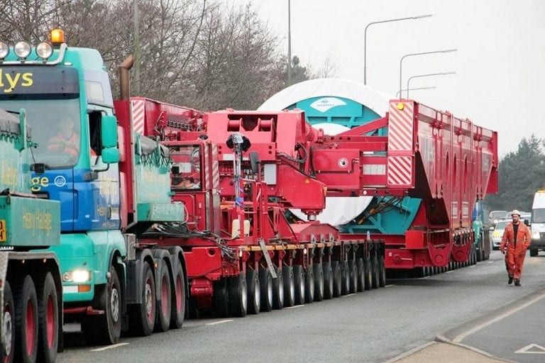 Incredible pictures show lorry carrying 560 tonne load