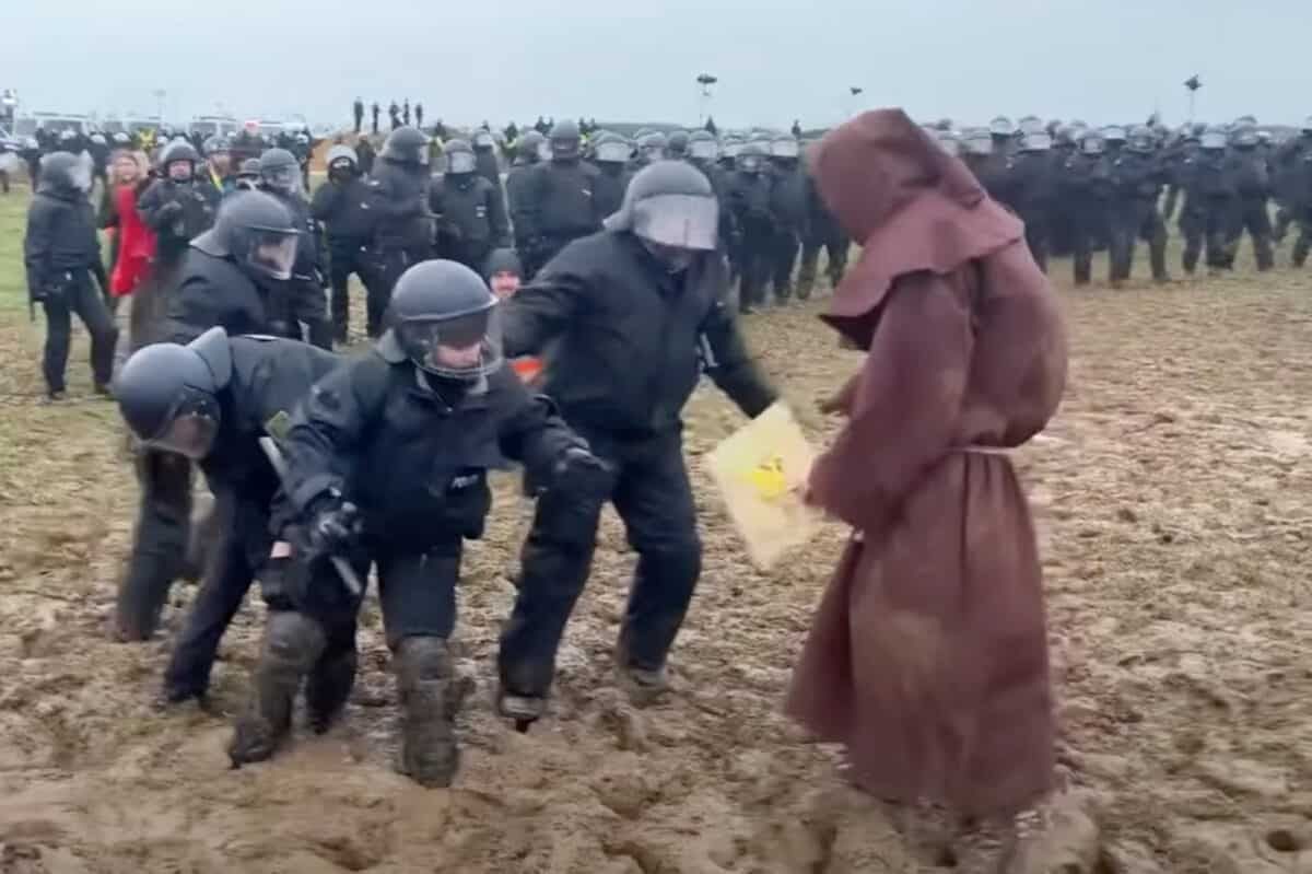 German police defeated by 'mud wizard'