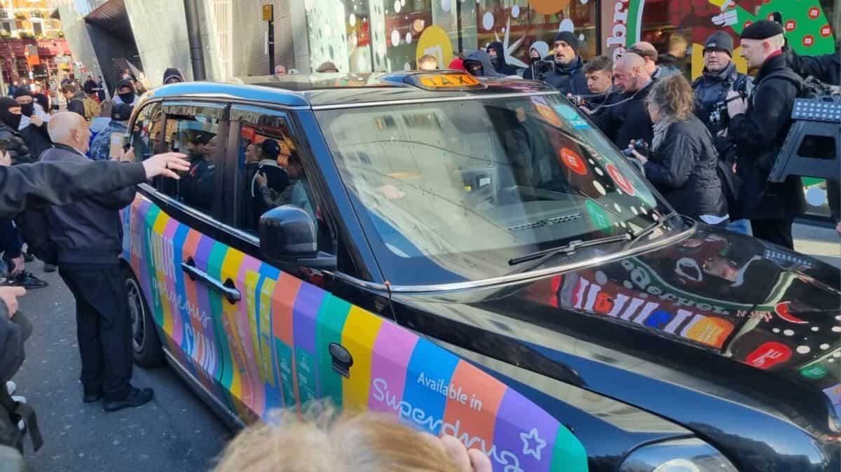 'Did he run off?' - Tommy Robinson hops in taxi before riot police arrive