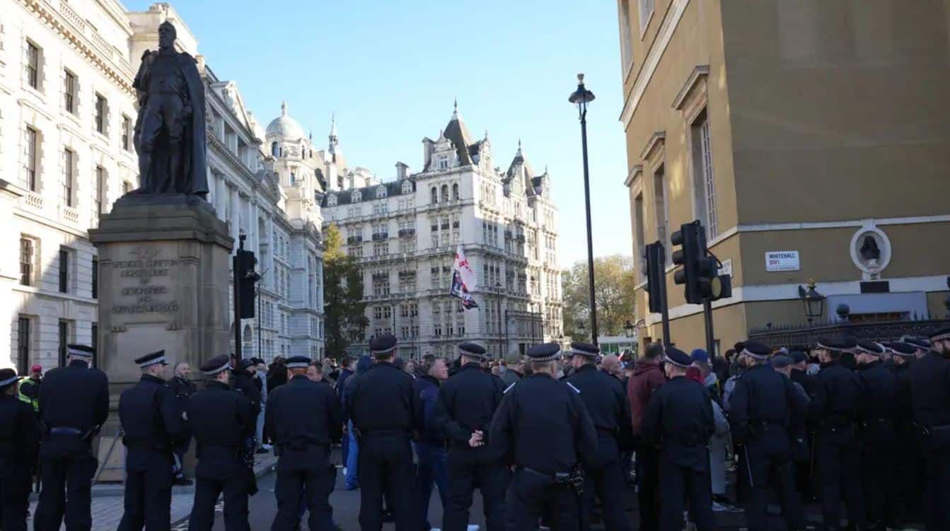 Far-right protesters gather near Cenotaph ahead of pro-Palestine ...