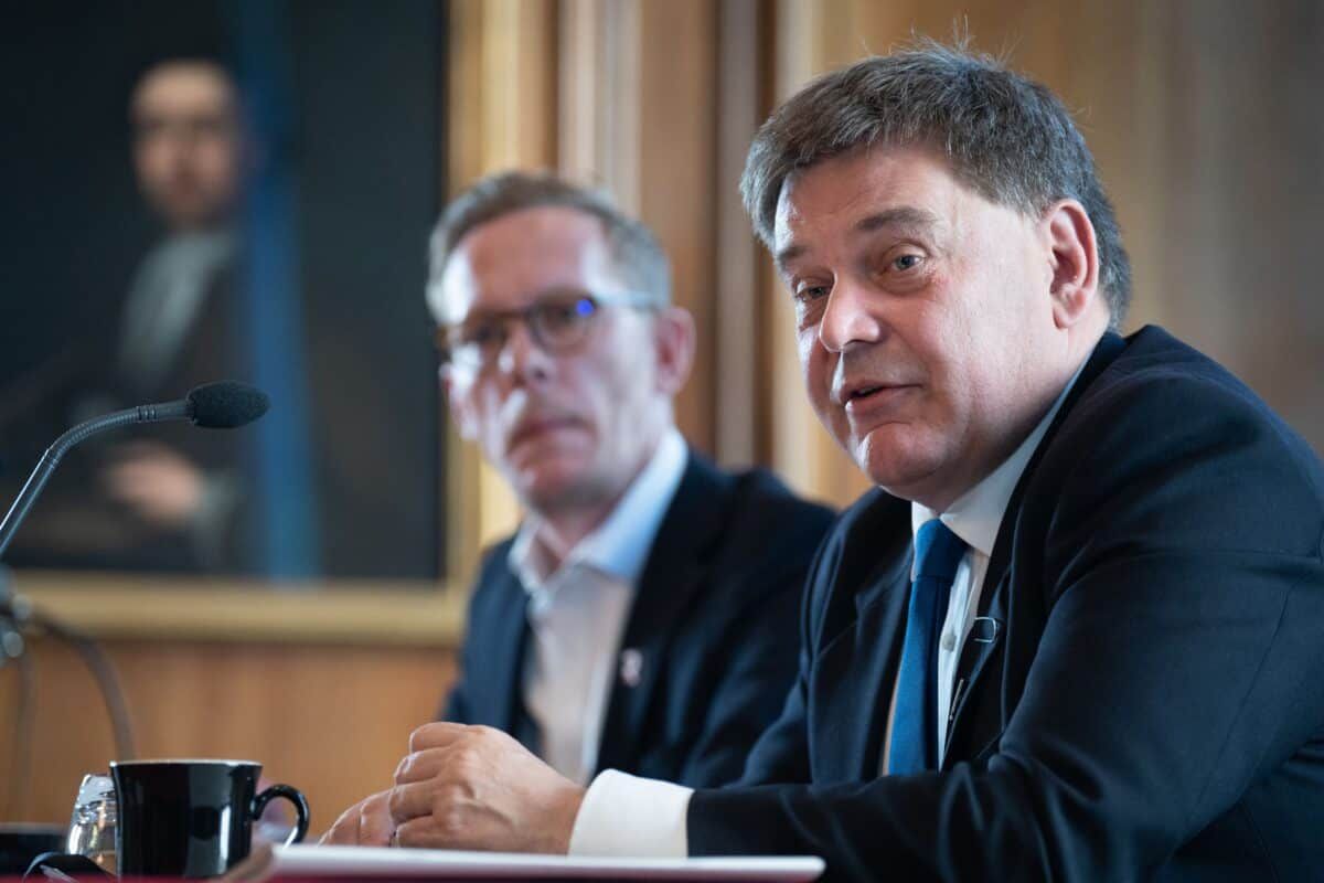Laurence Fox loses only MP after Andrew Bridgen quits party Laurence Fox loses only MP after Andrew Bridgen quits party